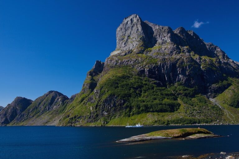 18 Most Dramatic Sea Cliffs in the World (+Photos) - Touropia