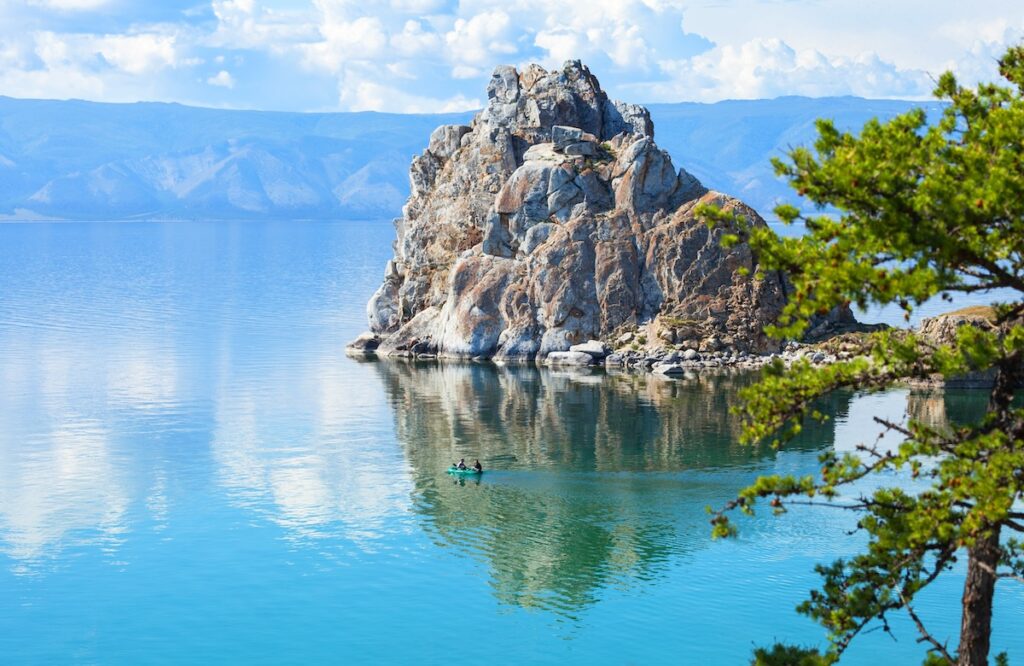 8 Mesmerizing Lake Islands Around The World (+Photos) - Touropia