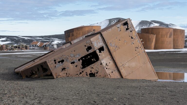 9 Fascinating Abandoned Islands Around the World (+Photos) - Touropia