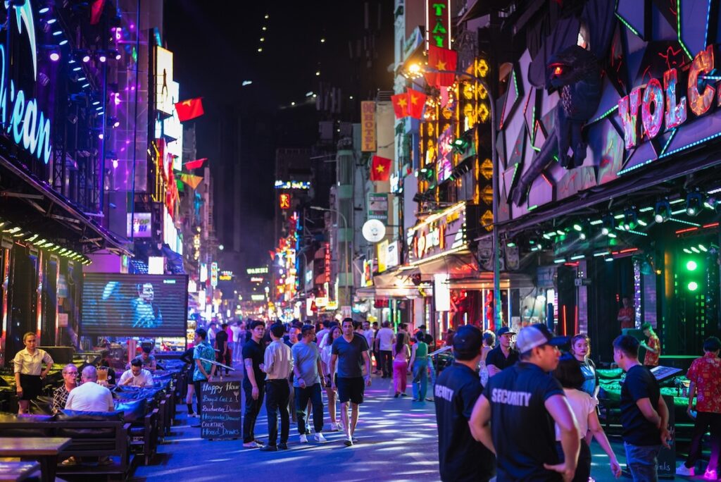 12 Streets That Come Alive at Night (+Photos) - Touropia