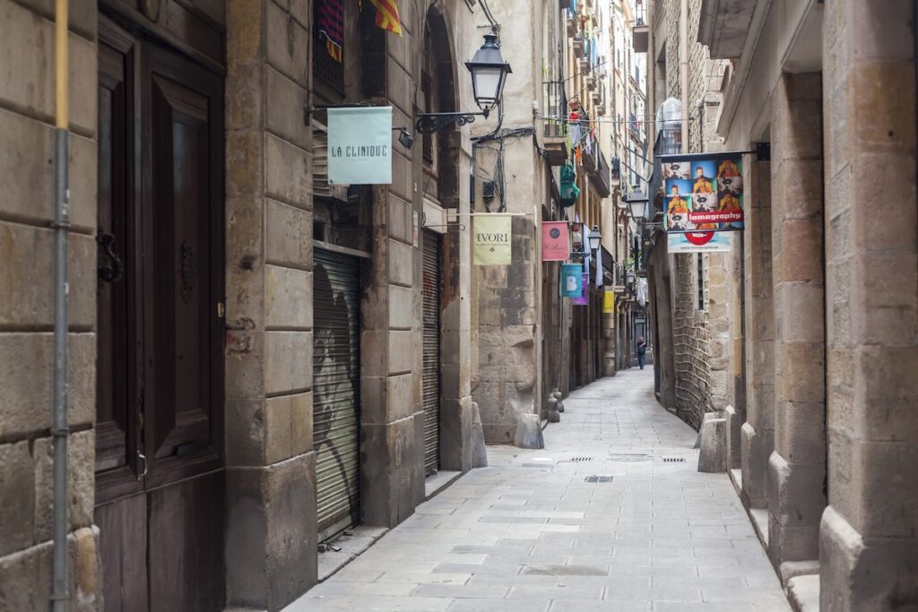 12 Narrow Streets You’ll Struggle to Squeeze Through (+Photos) - Touropia