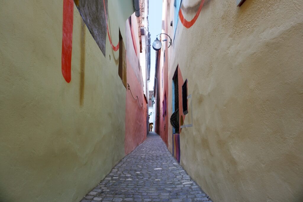 12 Narrow Streets You’ll Struggle to Squeeze Through (+Photos) - Touropia