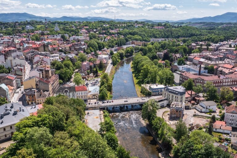 14 Border Towns Where Two Cultures Collide (+Photos) - Touropia